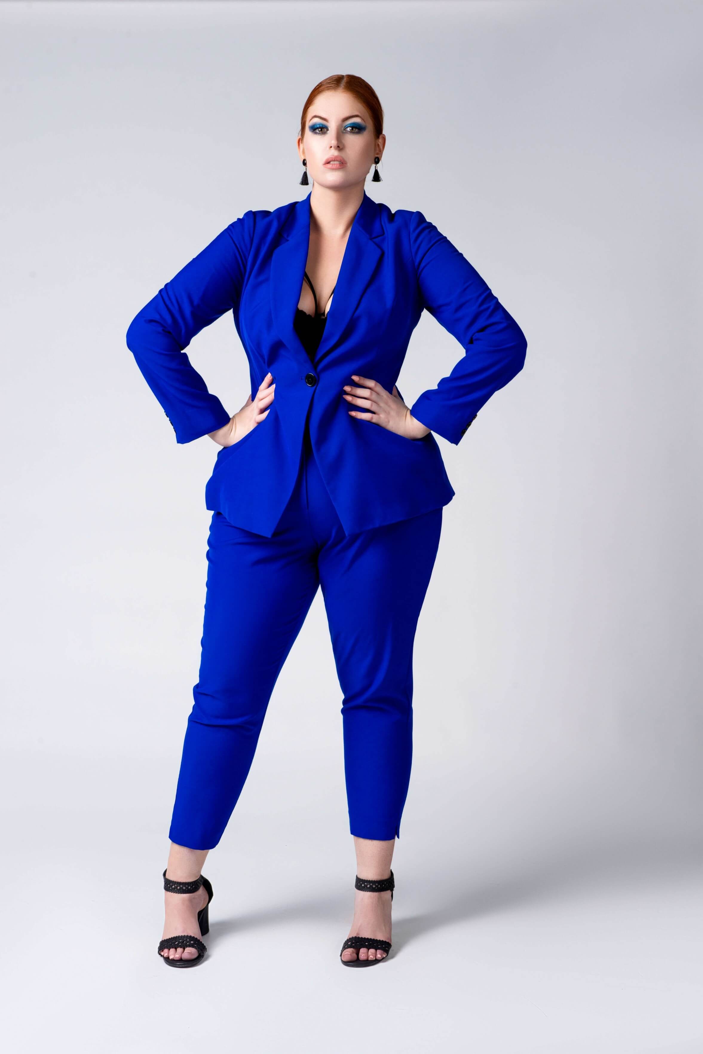 Country Girl Management - Posing As A Curve Model